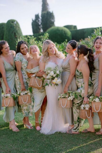 How to Write the Best Wedding Party Bios For Your Wedding Website