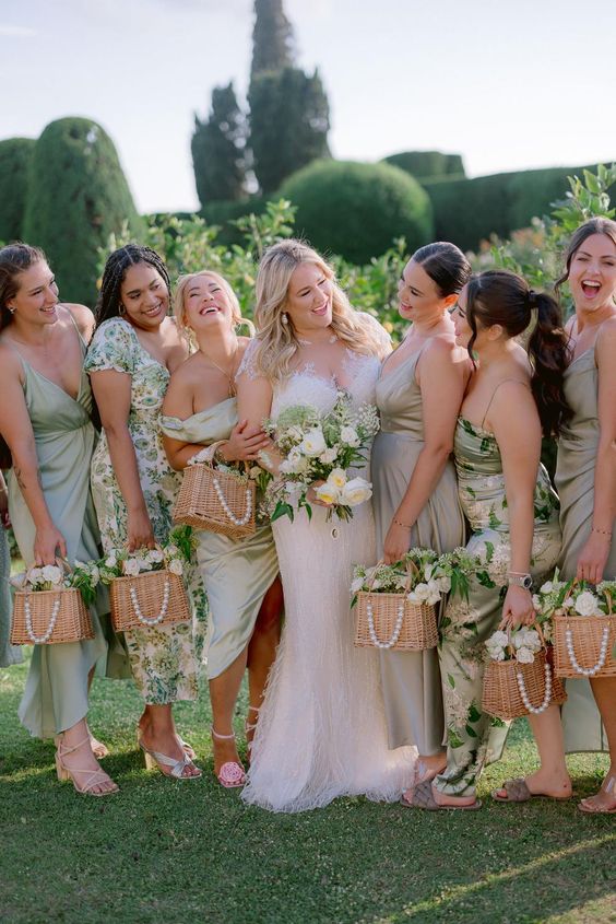 How to Write the Best Wedding Party Bios For Your Wedding Website