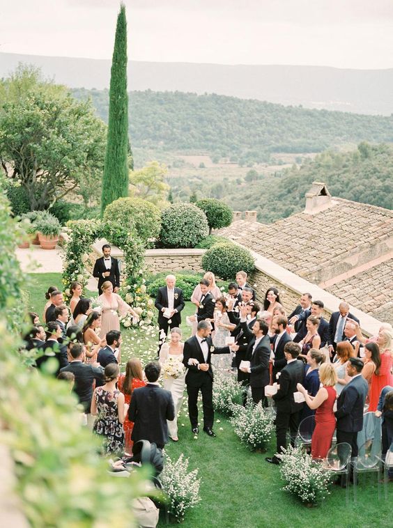 How Many People Should You Invite to Your Wedding? Tips and Tricks for ...