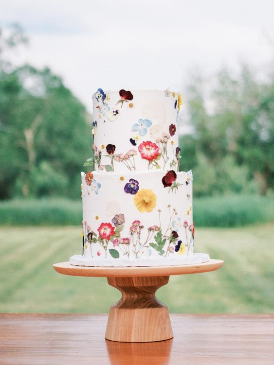 How to Book a Cake Baker For Your Wedding (Including Questions to Ask)